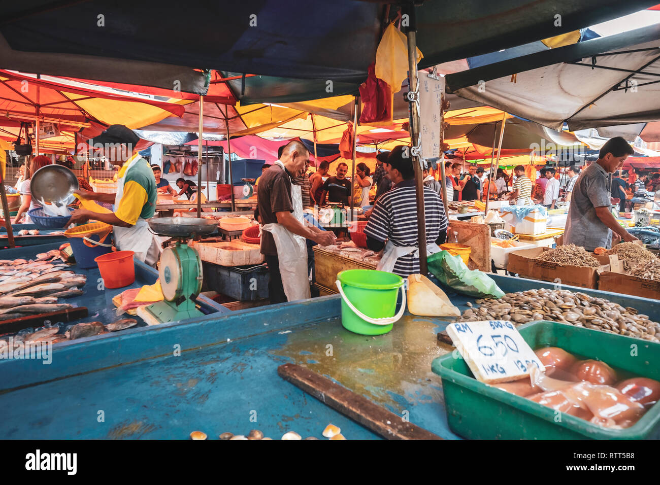KUALA LUMPUR / MALAYSIA / JUNE 2014: Selling seafood in the Pudu street ...