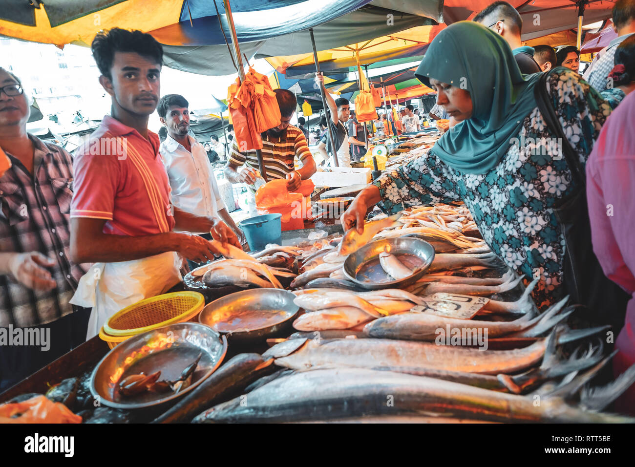 KUALA LUMPUR / MALAYSIA / JUNE 2014: Selling seafood in the Pudu street ...