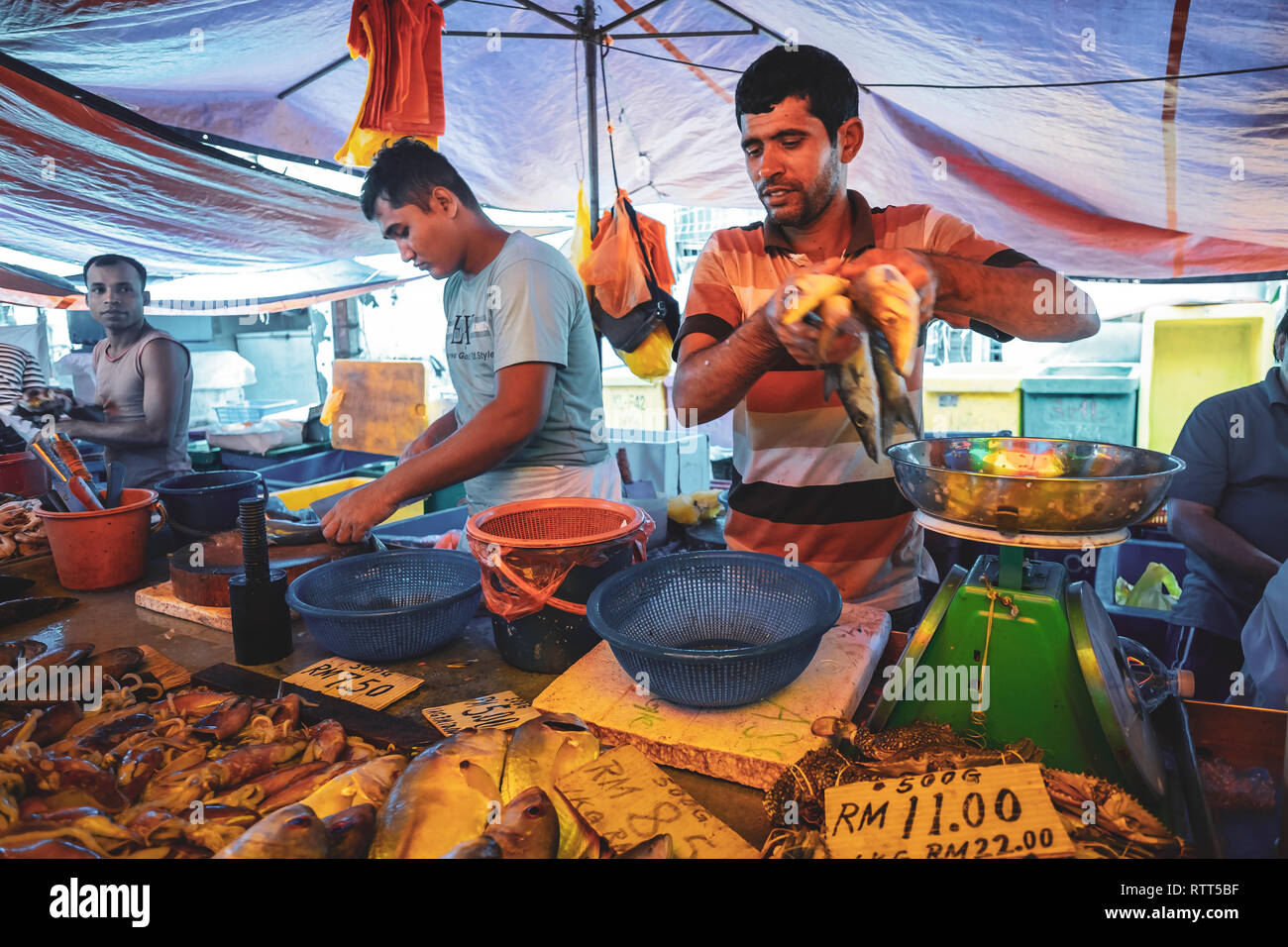 KUALA LUMPUR / MALAYSIA / JUNE 2014: Selling seafood in the Pudu street ...