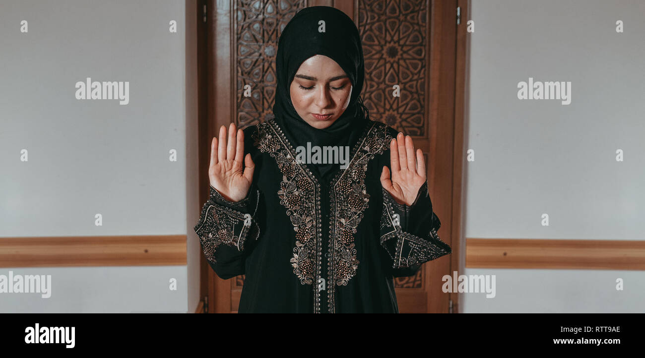 Muslim woman pray in beautiful mosque Stock Photo - Alamy