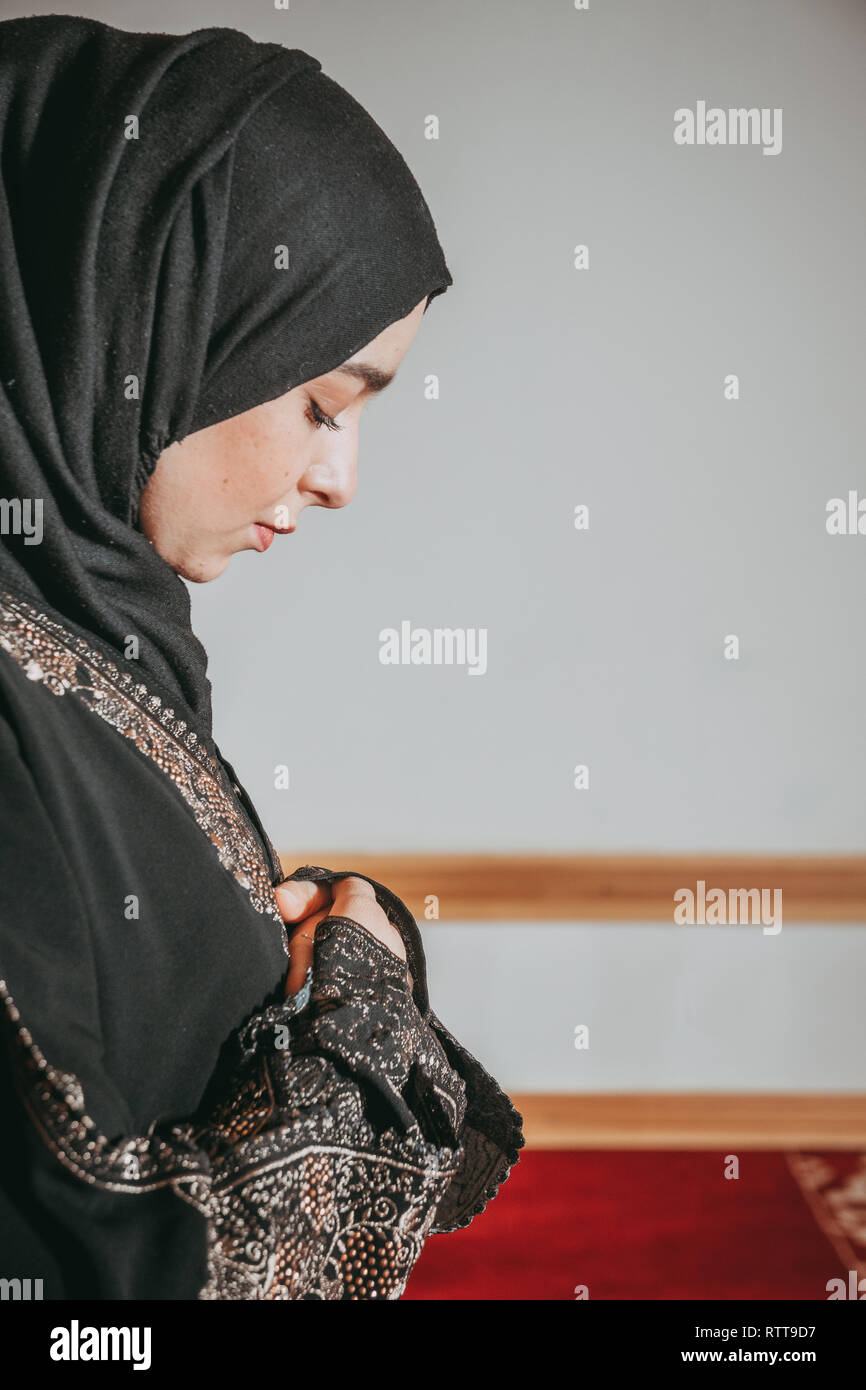 Muslim woman pray in beautiful mosque Stock Photo - Alamy