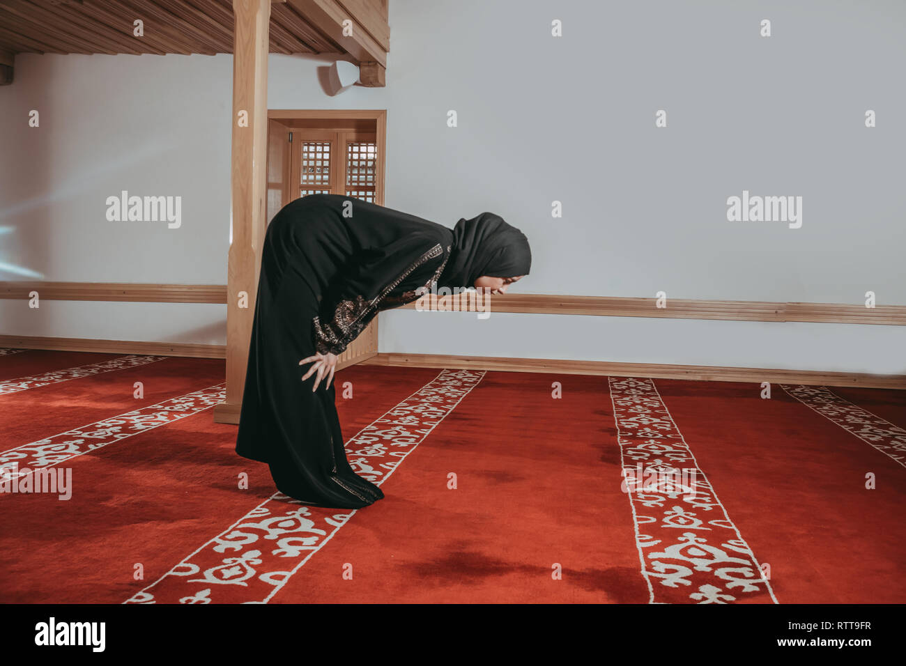 Muslim woman pray in beautiful mosque Stock Photo - Alamy