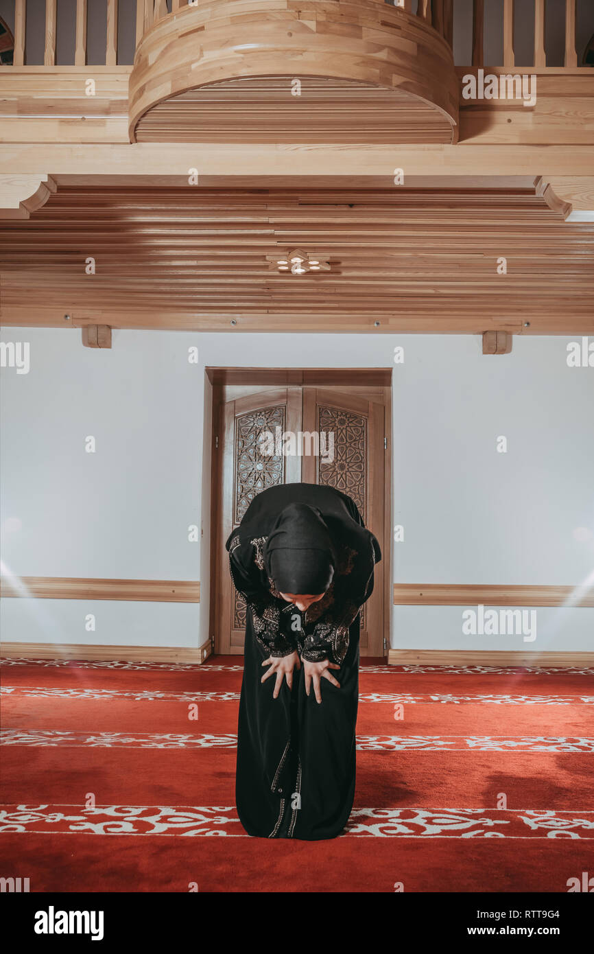 Muslim woman pray in beautiful mosque Stock Photo - Alamy