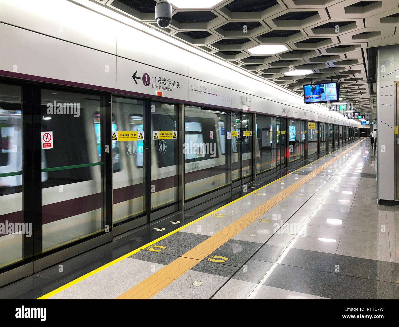 China shenzhen metro tube station hi-res stock photography and images ...