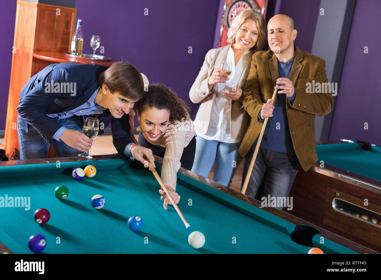 Friends hanging out pool table hi-res stock photography and images - Alamy