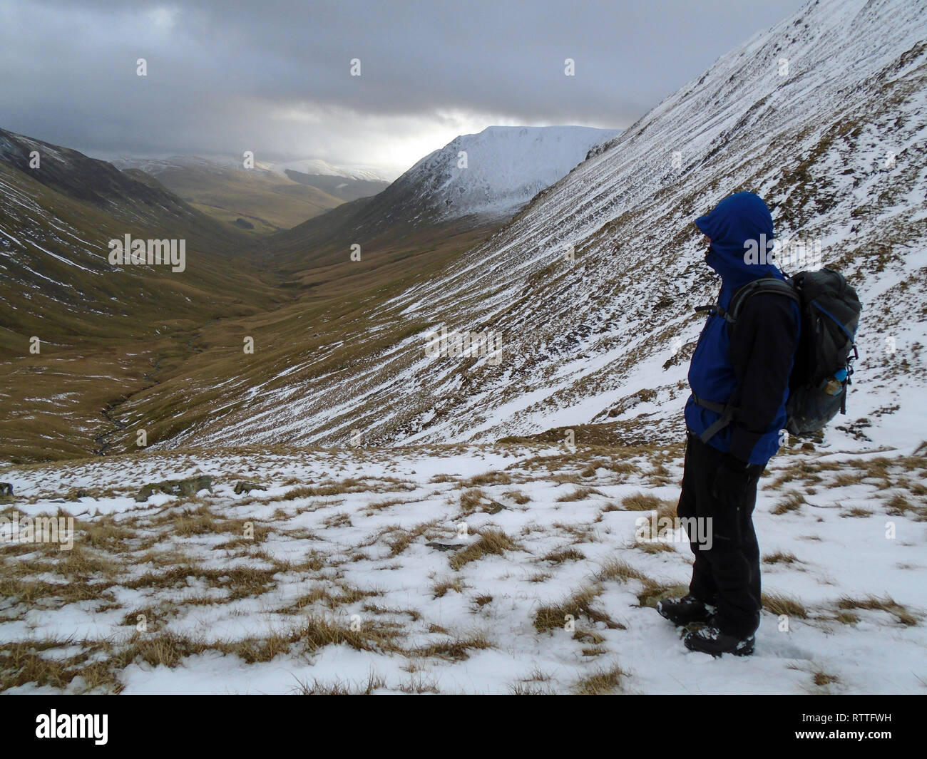 Black guy hiking hi-res stock photography and images - Alamy