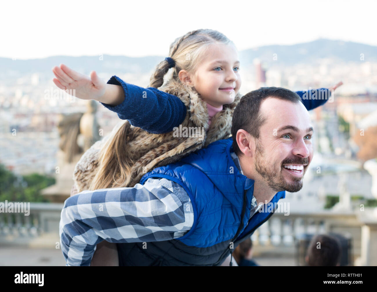 Happy father and daughter enjoying city walk during sightseeing tour ...