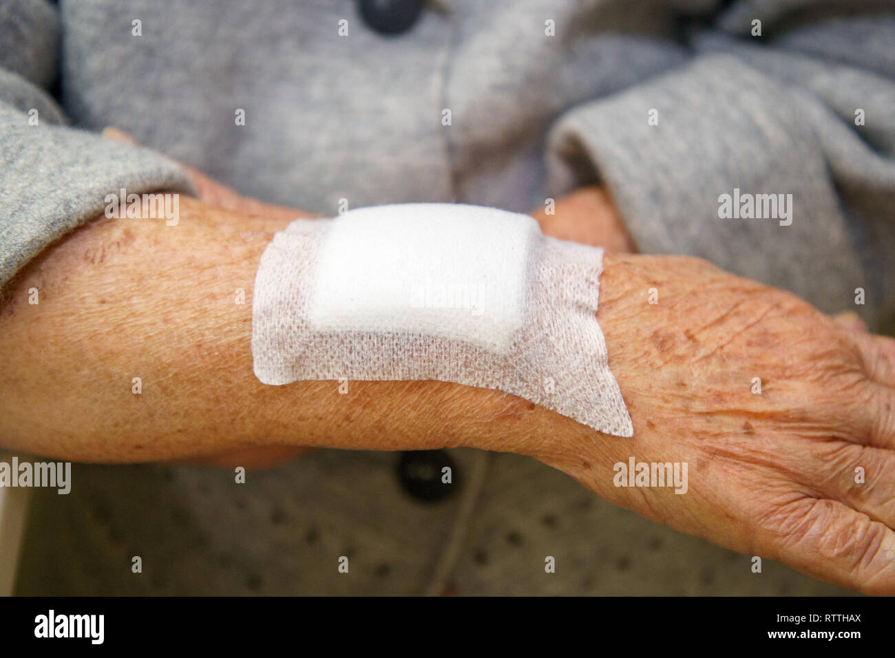 Injured waiting treatment hi-res stock photography and images - Alamy