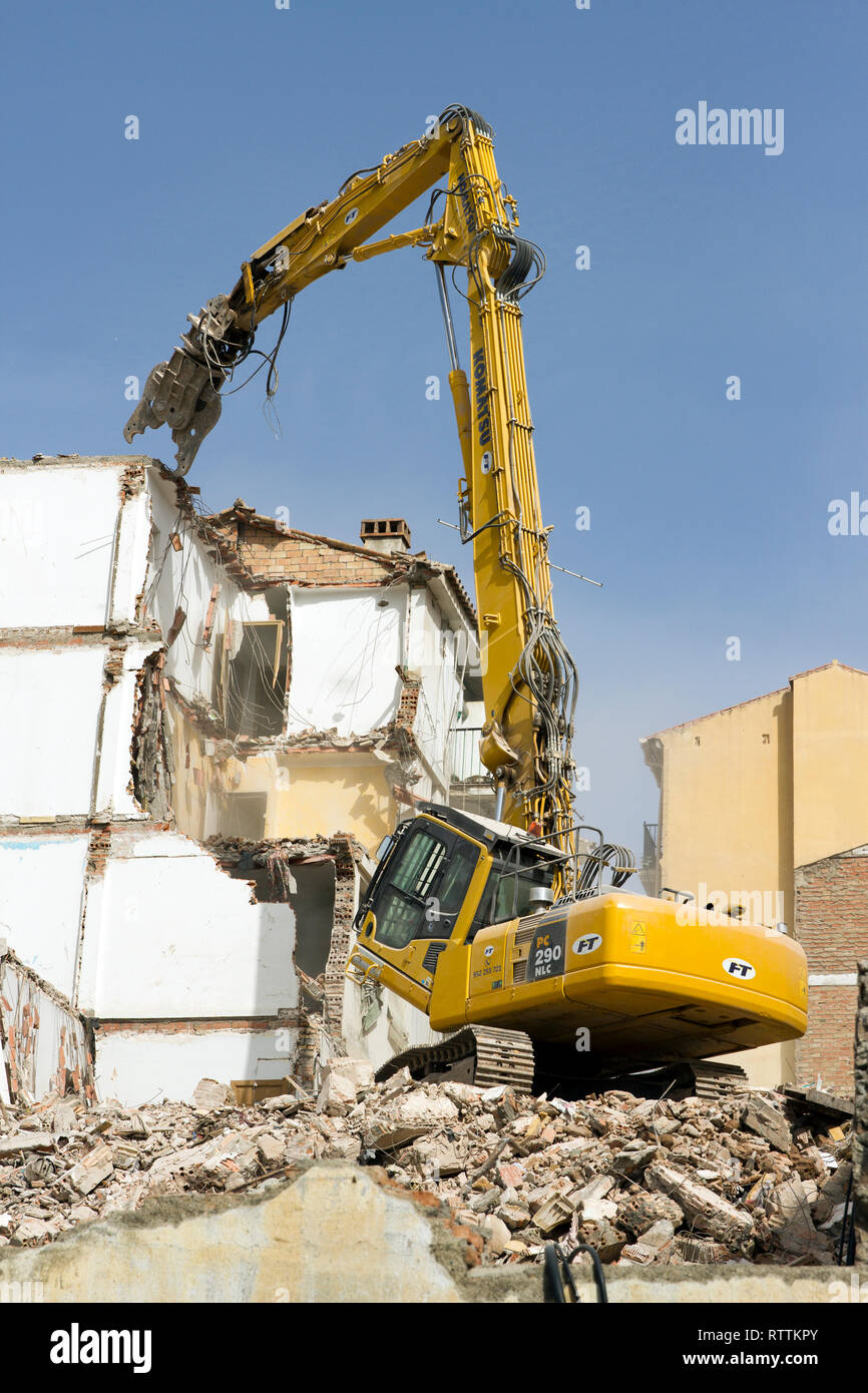 High reach demolition equipment hi-res stock photography and images - Alamy