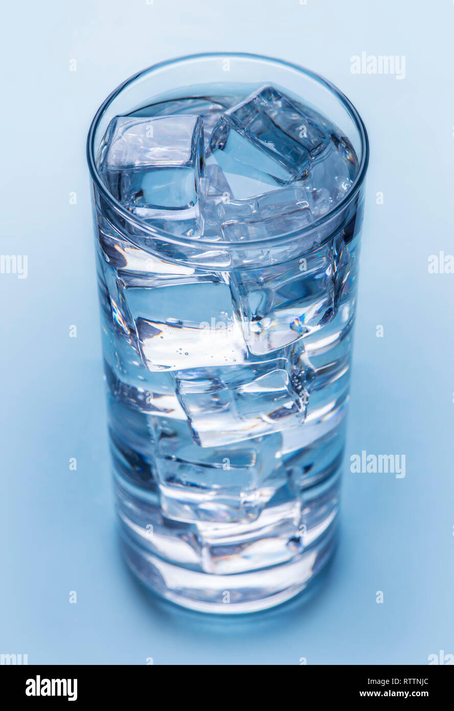 Glass blue cocktail ice cubes hi-res stock photography and images - Alamy