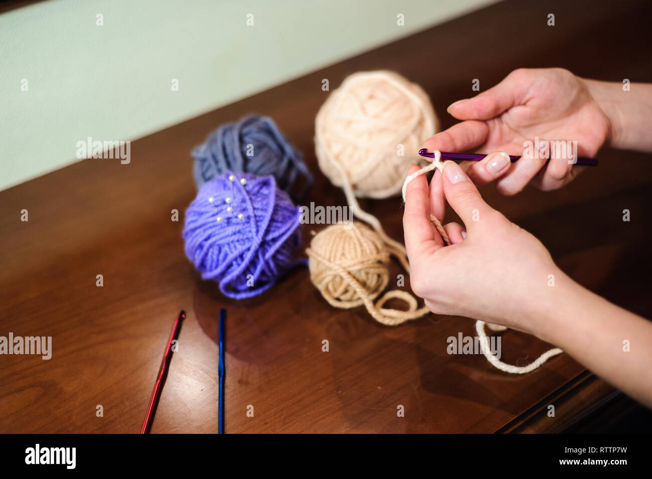 Close up of hands knitting. Process of knitting Stock Photo - Alamy