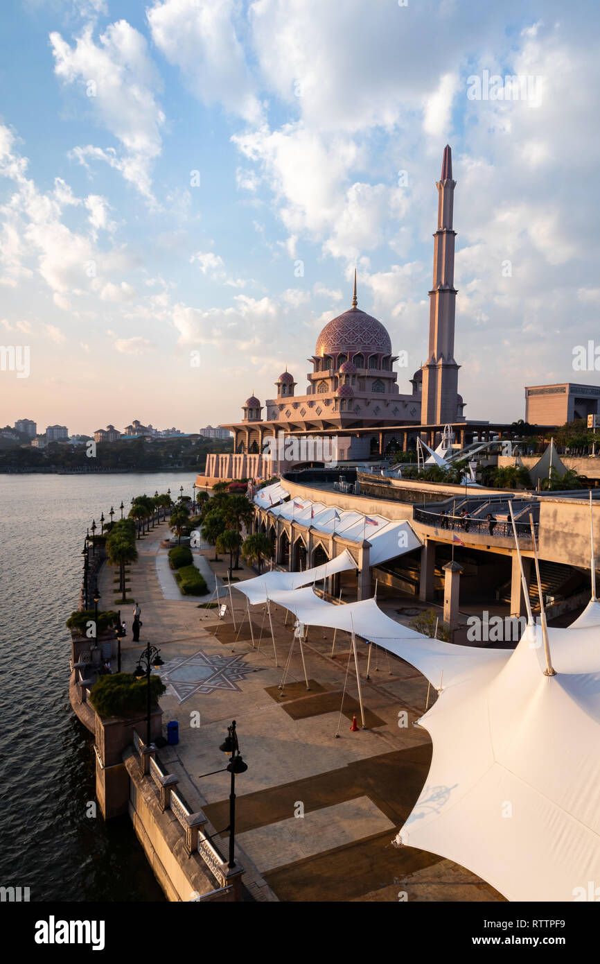 Masjid putra mosque putrajaya hi-res stock photography and images - Alamy