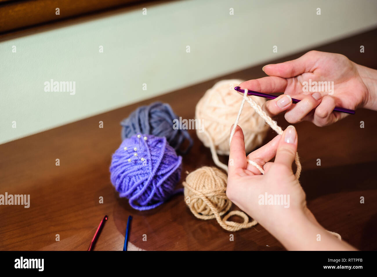 Close up of hands knitting. Process of knitting Stock Photo - Alamy