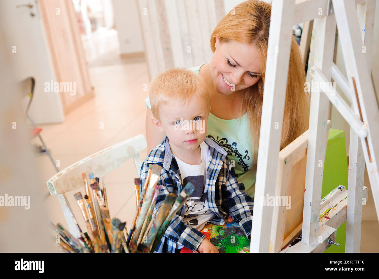 Mother and child draw a picture paints, art lesson Stock Photo - Alamy