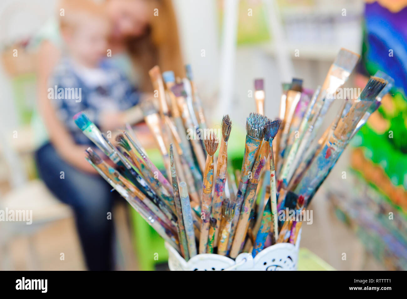 Mother and child draw a picture paints, art lesson Stock Photo - Alamy