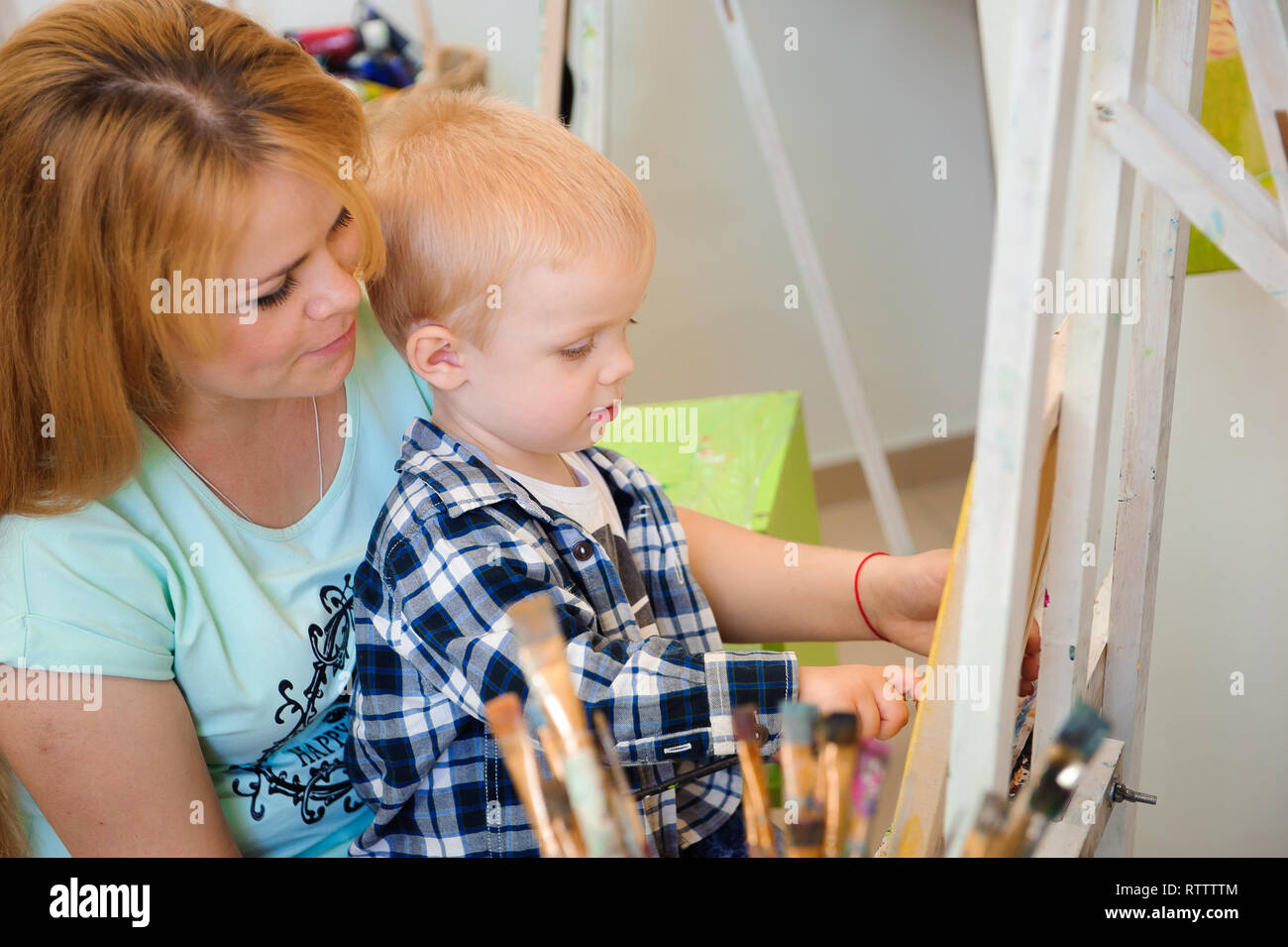 Mother and child draw a picture paints, art lesson Stock Photo - Alamy