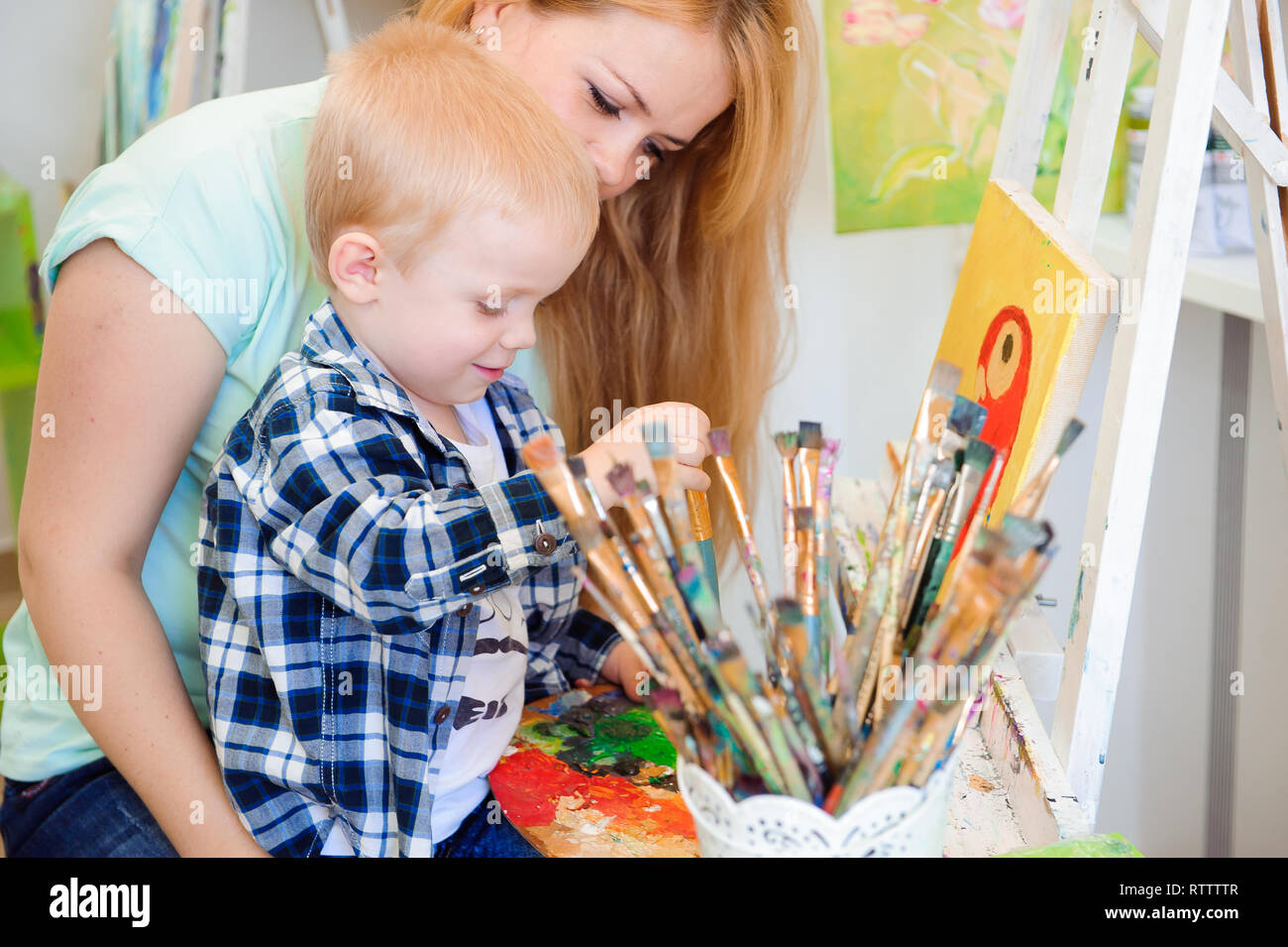 Mother and child draw a picture paints, art lesson Stock Photo - Alamy