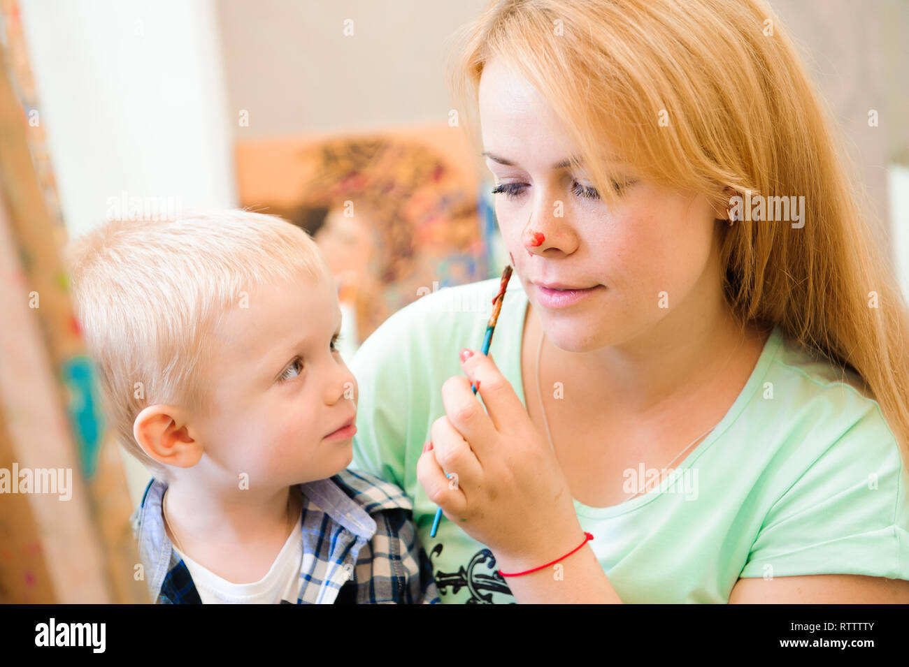 Mother and child draw a picture paints, art lesson Stock Photo - Alamy