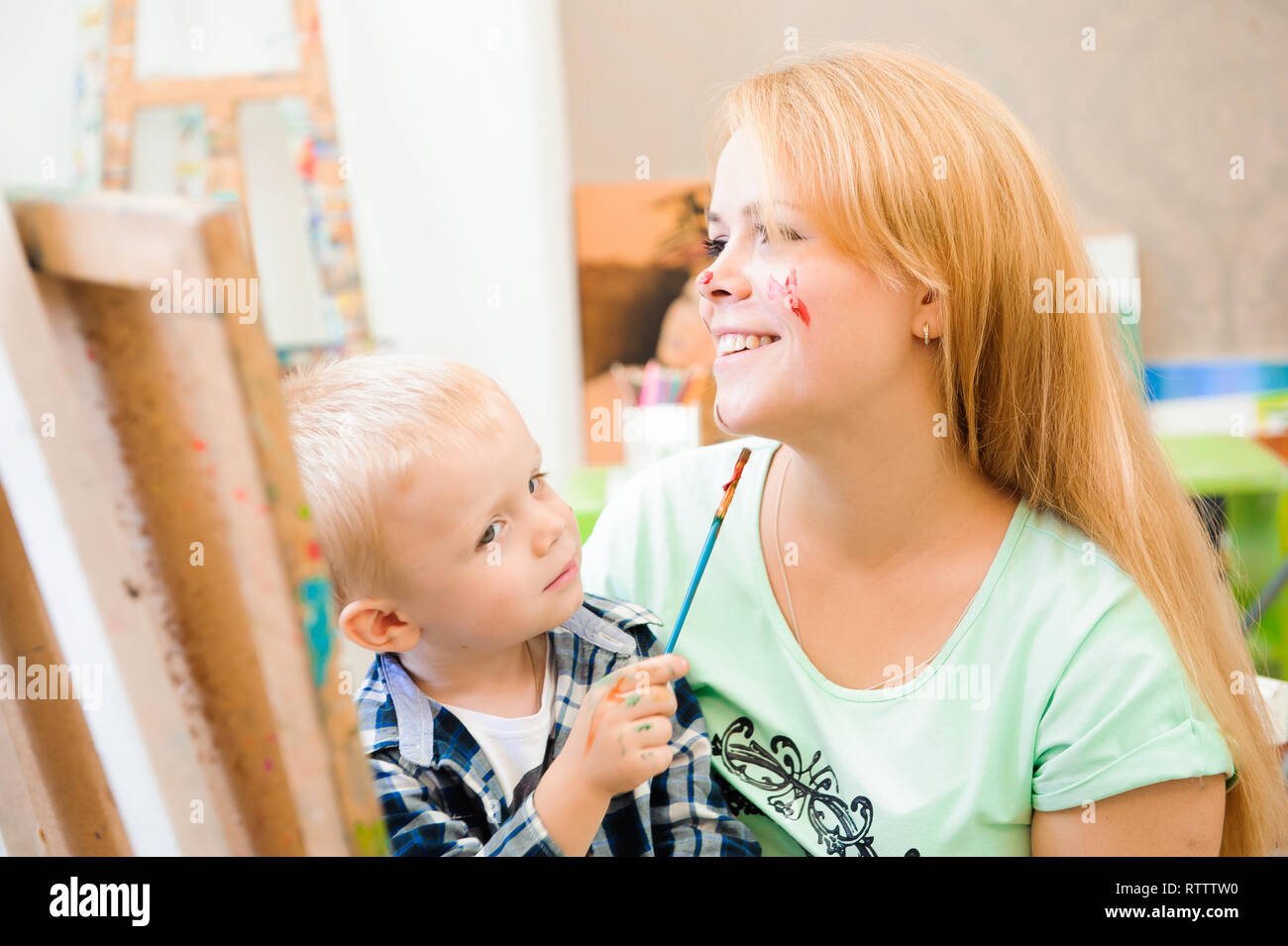 Mother and child draw a picture paints, art lesson Stock Photo - Alamy