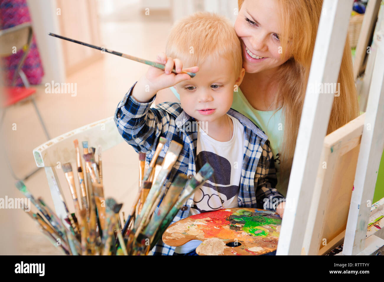Mother and child draw a picture paints, art lesson Stock Photo - Alamy