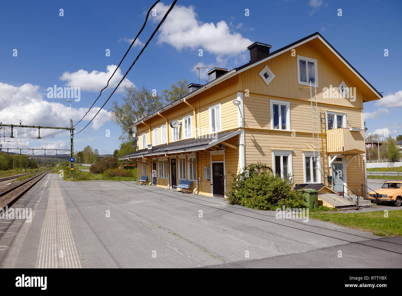 Station building and platform hi-res stock photography and images - Alamy