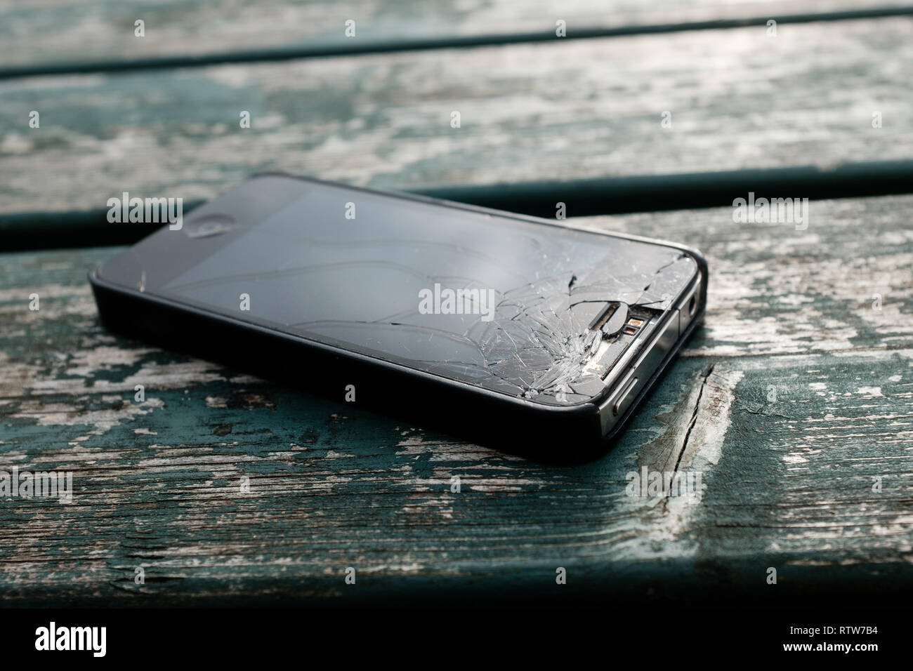 An iphone 4 with a cracked screen hi-res stock photography and images ...