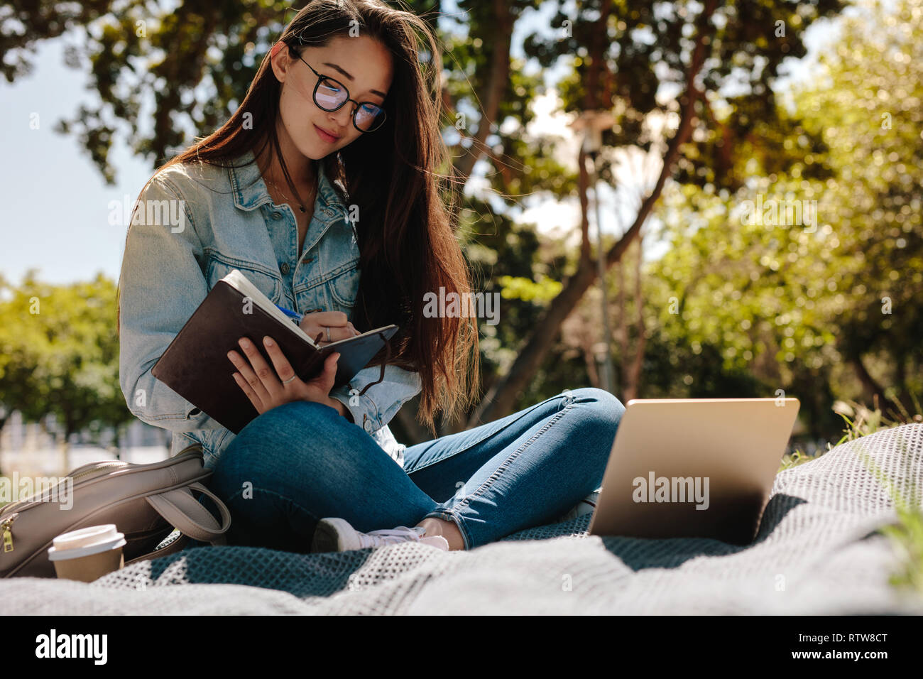 Student making notes outside hi-res stock photography and images - Alamy