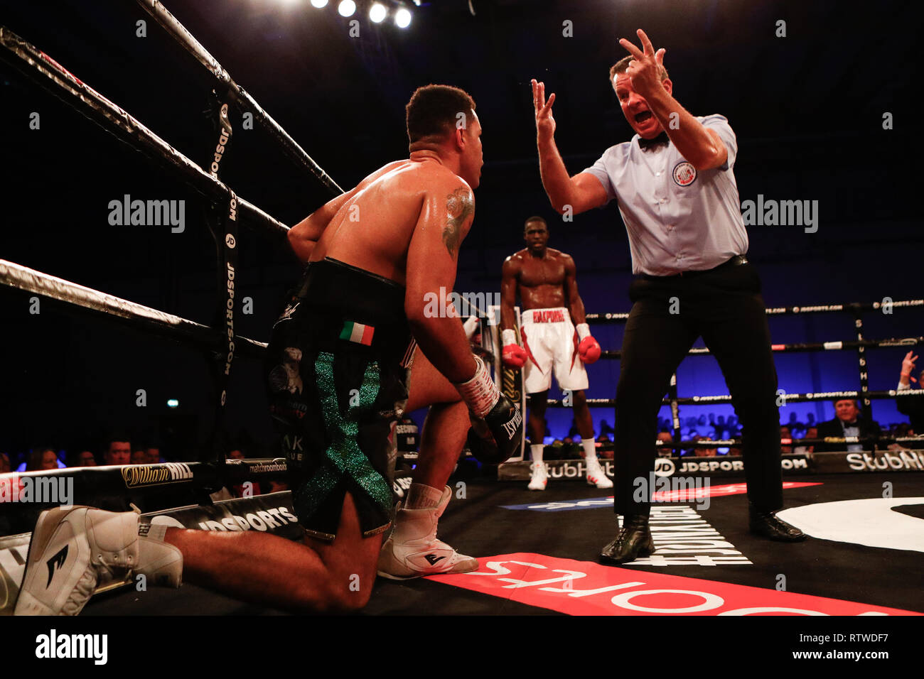 England boxing referee hi-res stock photography and images - Alamy