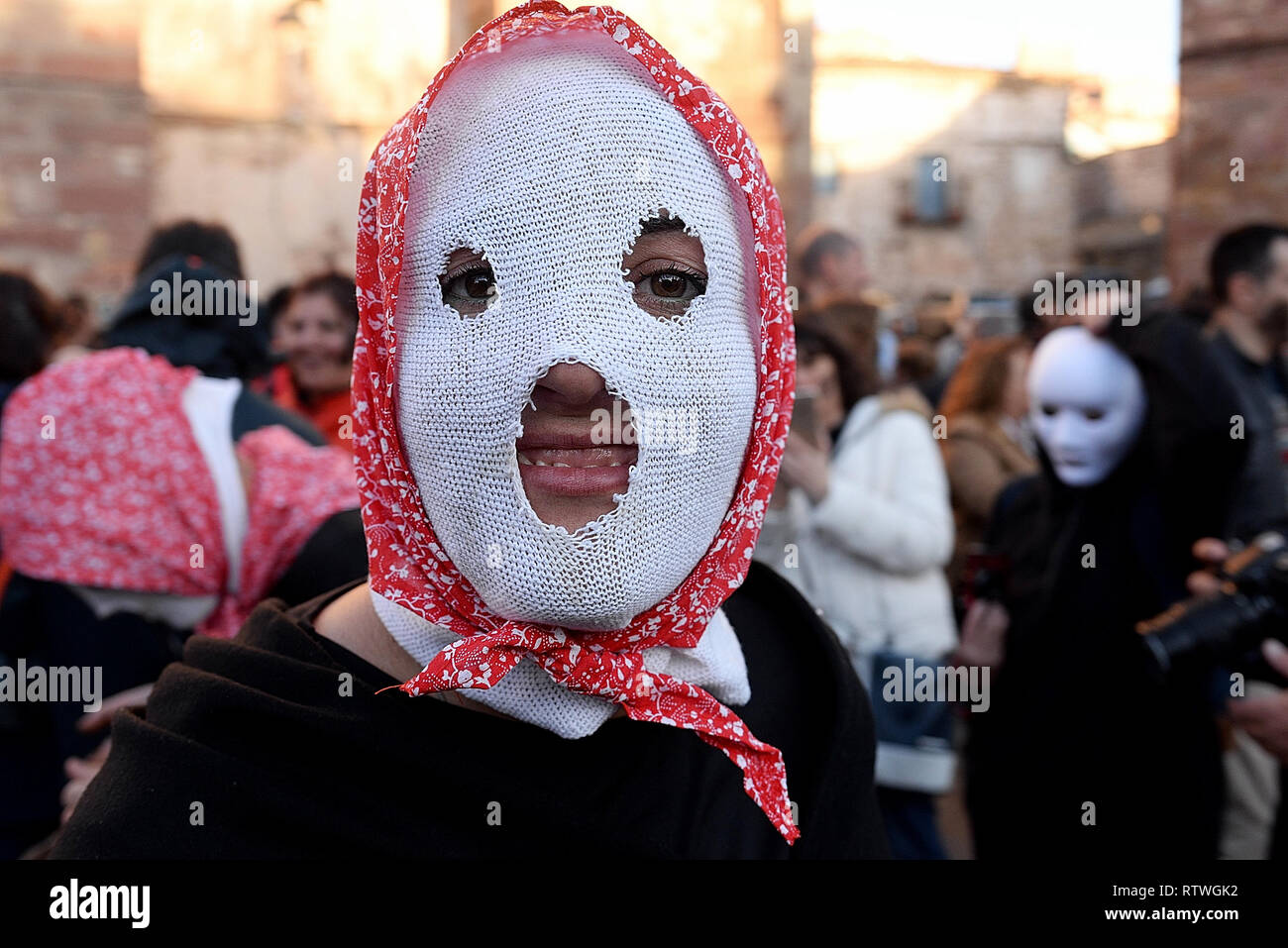 Guadalajara, Spain. 2nd Mar, 2019. A reveller wearing a mask is seen ...