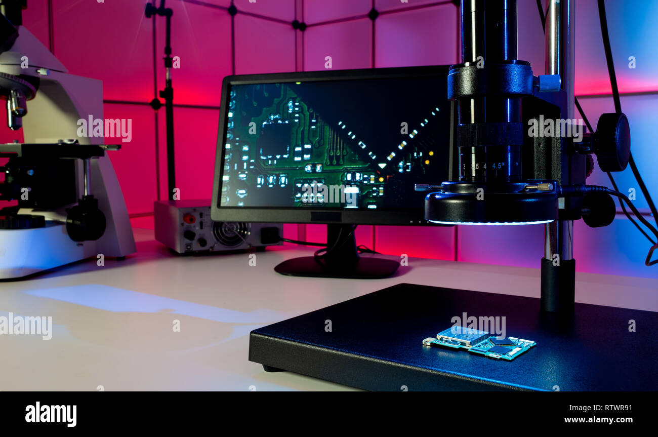 Inspection of the quality of silicon chips in the laboratory with a ...