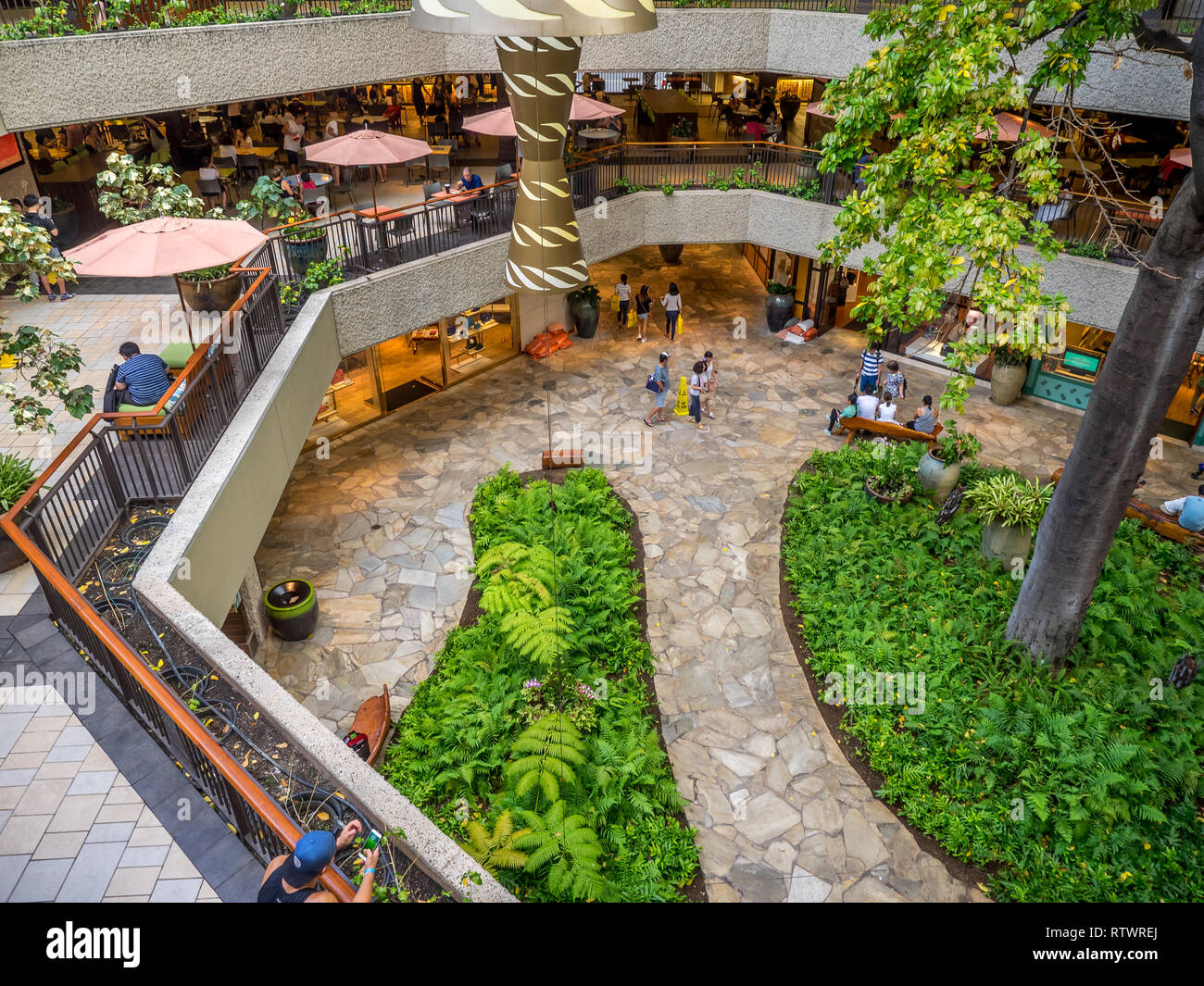 Courtyard in hawaii hi-res stock photography and images - Alamy