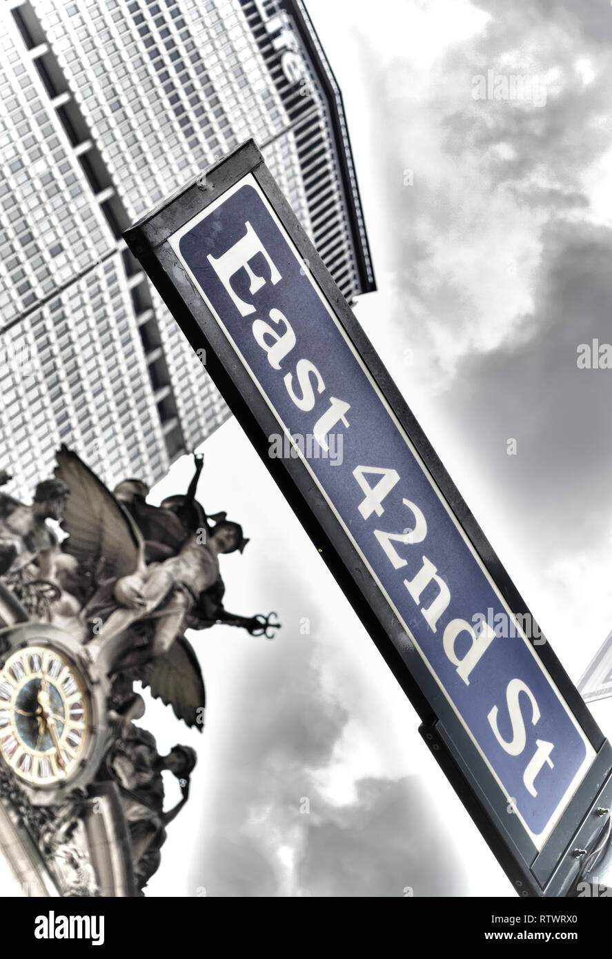42nd street sign hi-res stock photography and images - Alamy