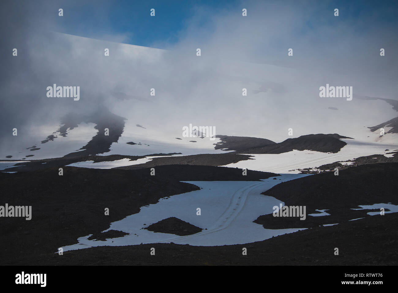 Snow patches hi-res stock photography and images - Alamy