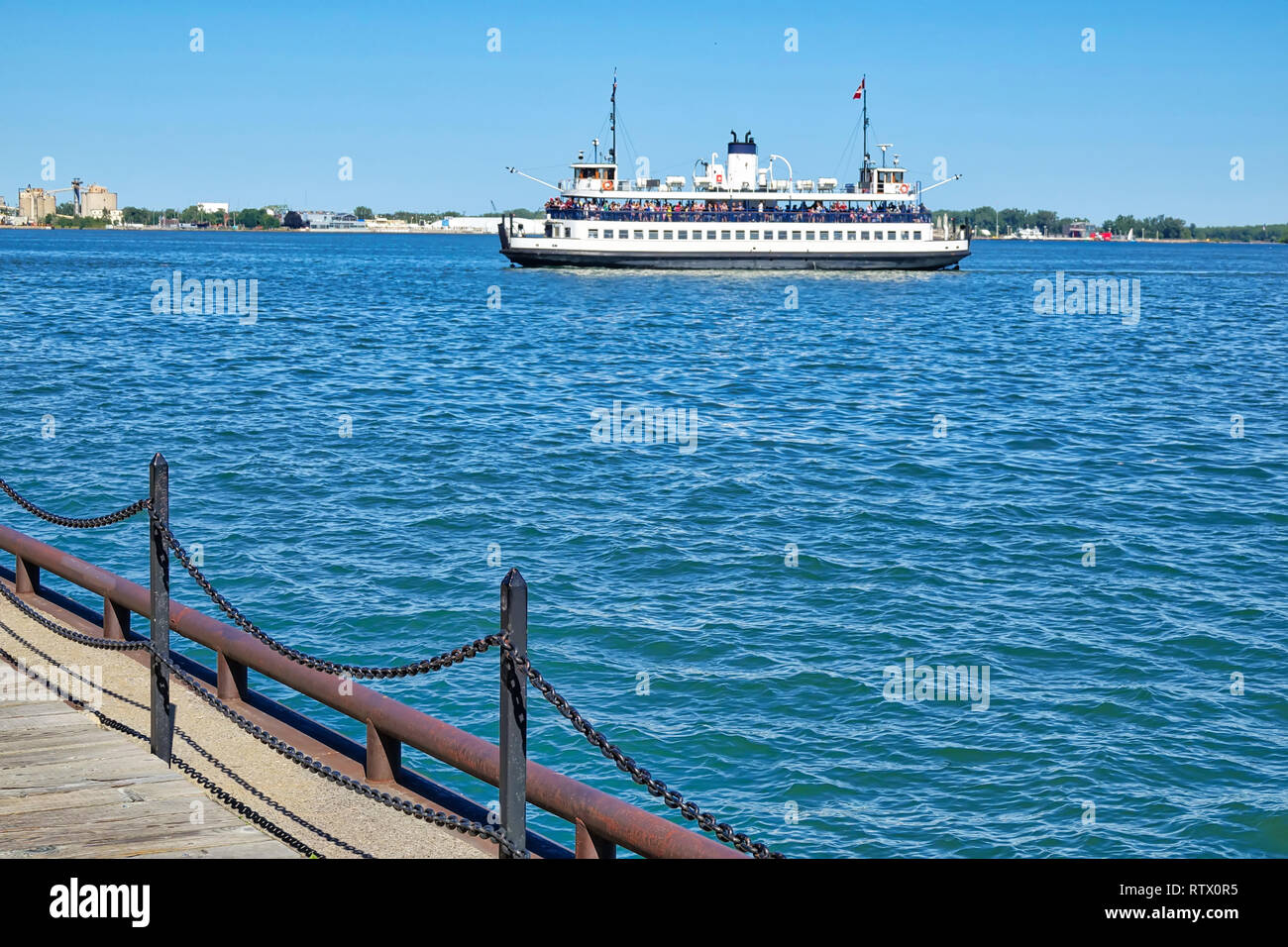Toronto, Ontario, Canada-10 June, 2018: Toronto Islands Ferry bringing ...