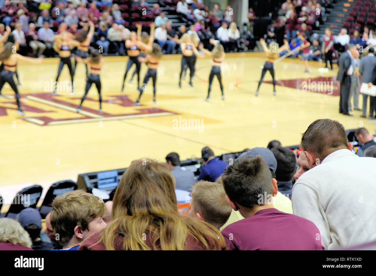Fans facing arena floor hi-res stock photography and images - Alamy