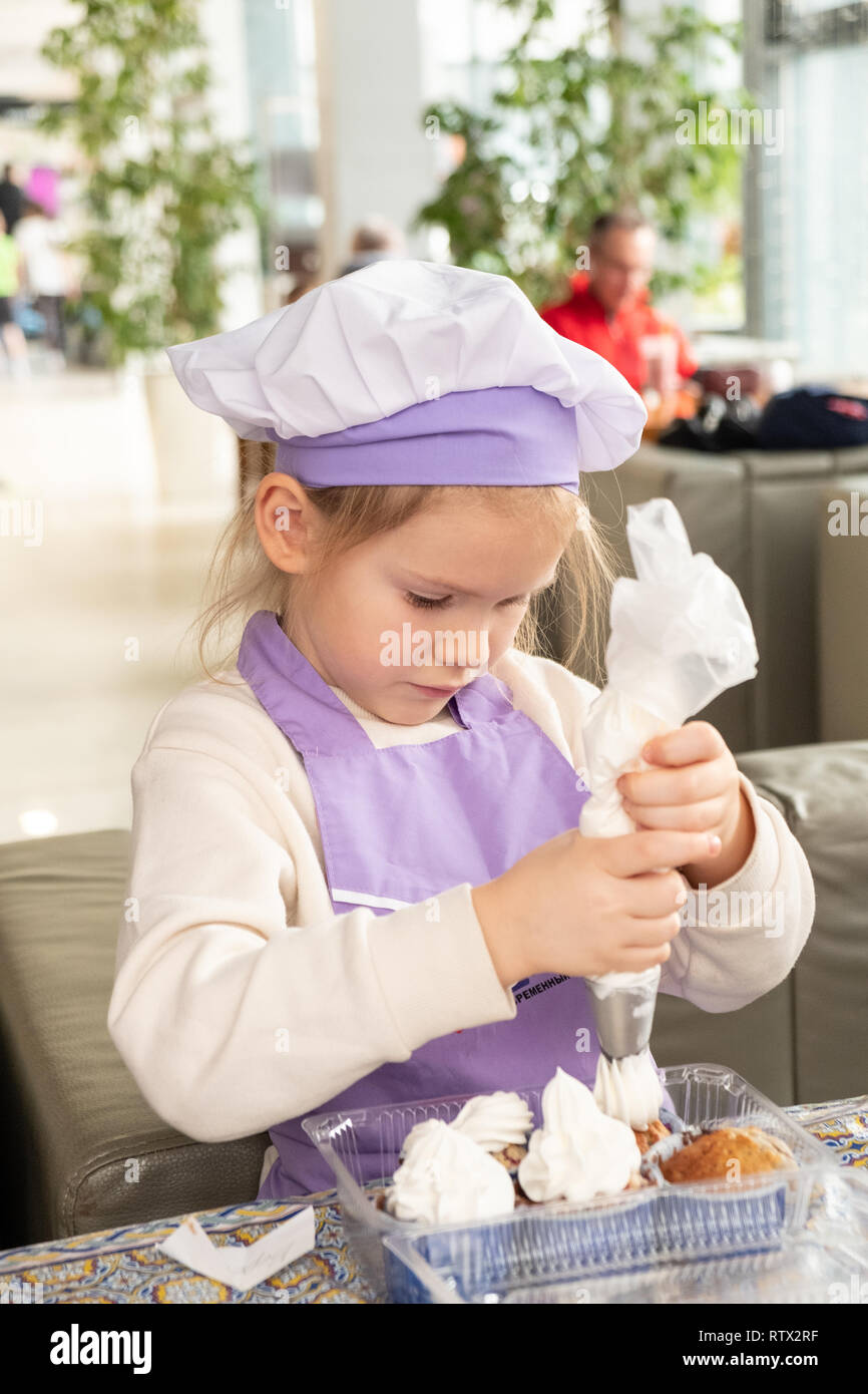 Children learn to cook cupcakes with cream. Make a holiday card for mom ...