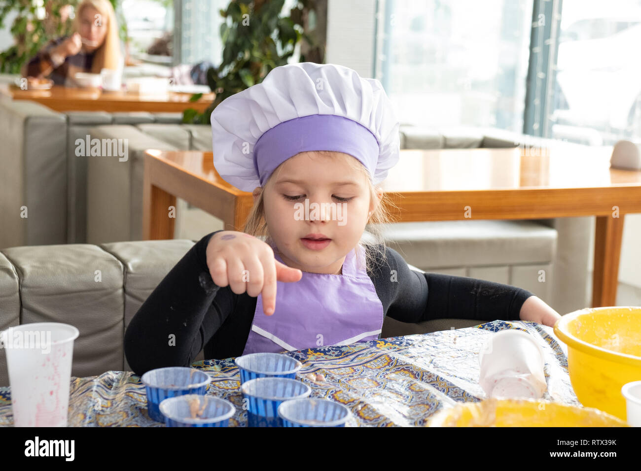 Children learn to cook cupcakes with cream. Make a holiday card for mom ...