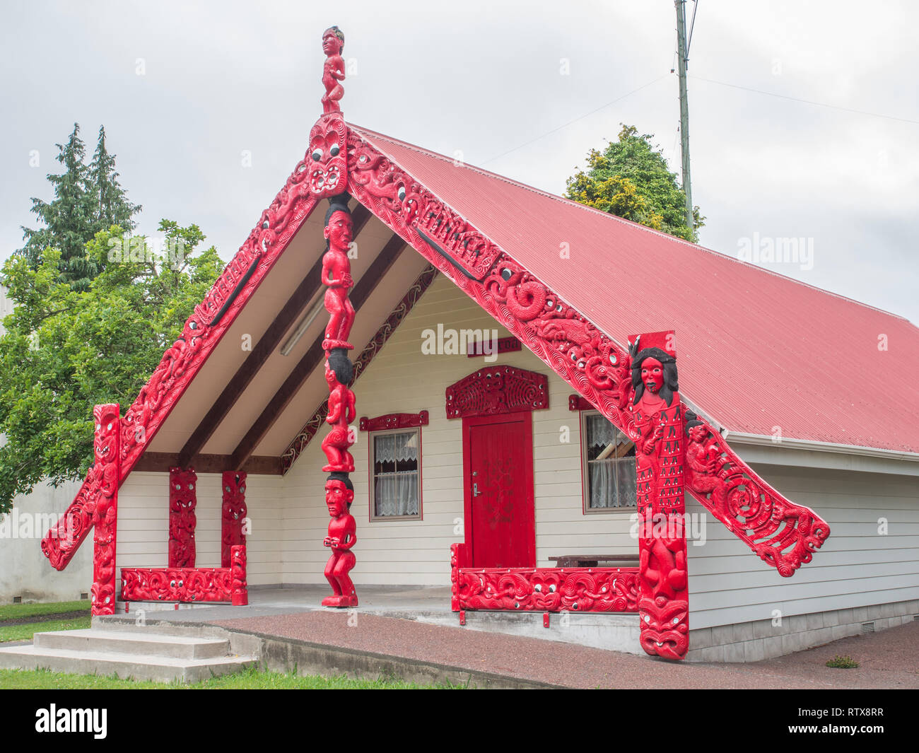 Wharenui carved meeting house Hauaroa, Morero marae, Taumarunui, King ...