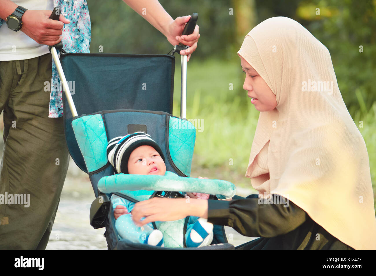 Mother adult son muslim hi-res stock photography and images - Alamy
