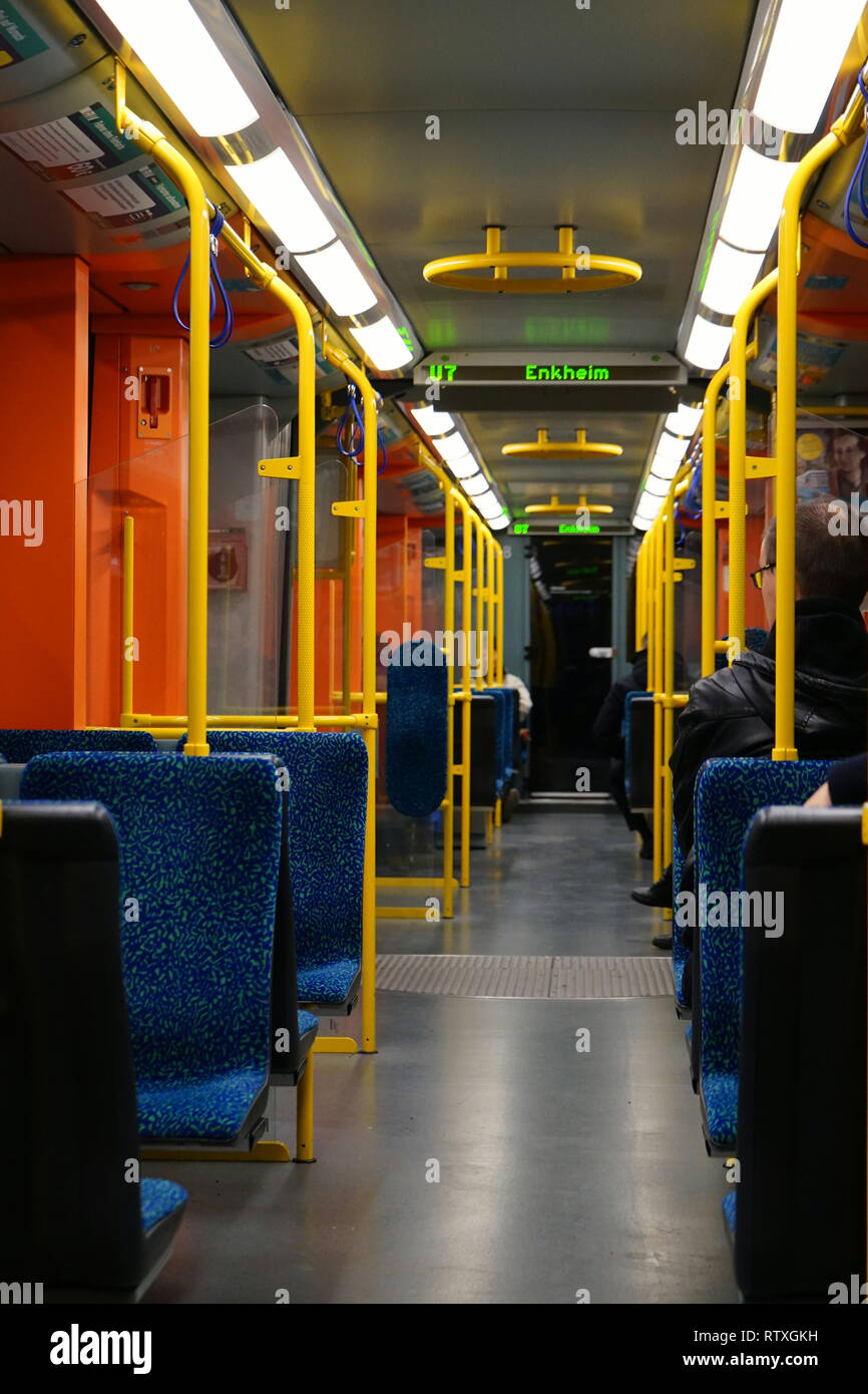 U bahn station sitze hi-res stock photography and images - Alamy