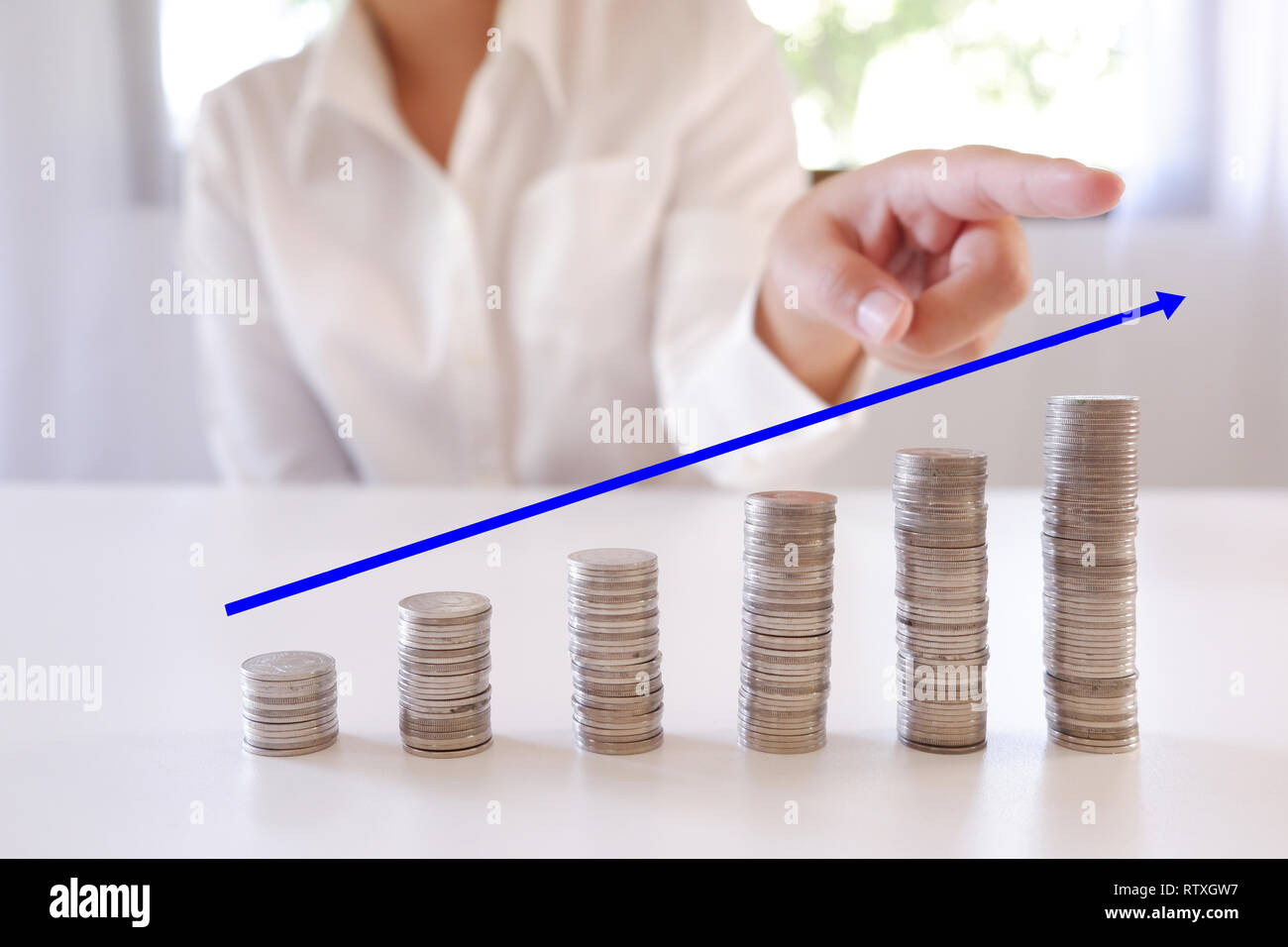 Increasing coins arrow hi-res stock photography and images - Alamy Increasing coins arrow hi-res stock photography and images - Alamy