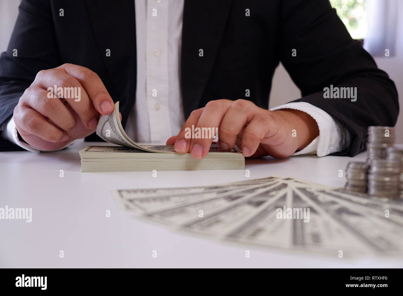 Human hand counting money hi-res stock photography and images - Alamy