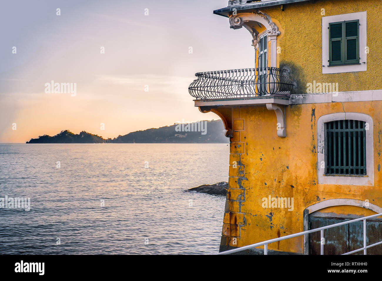 Villa italy balcony hi-res stock photography and images - Alamy