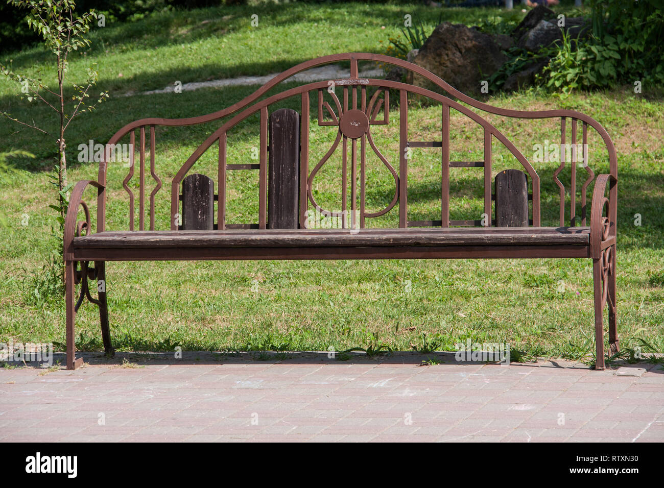 wooden bench in a park close up Stock Photo - Alamy