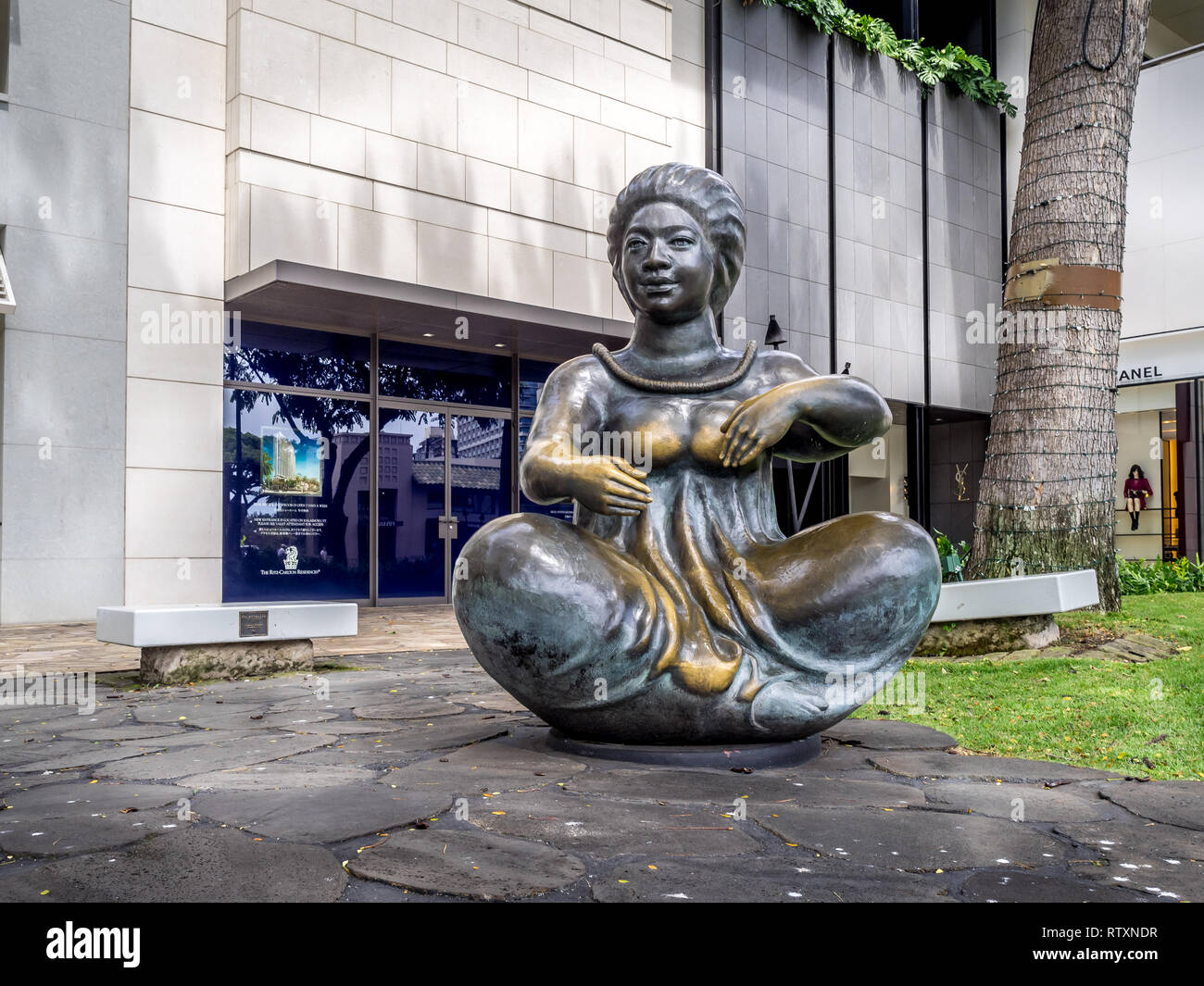 Luxury statue hi-res stock photography and images - Alamy