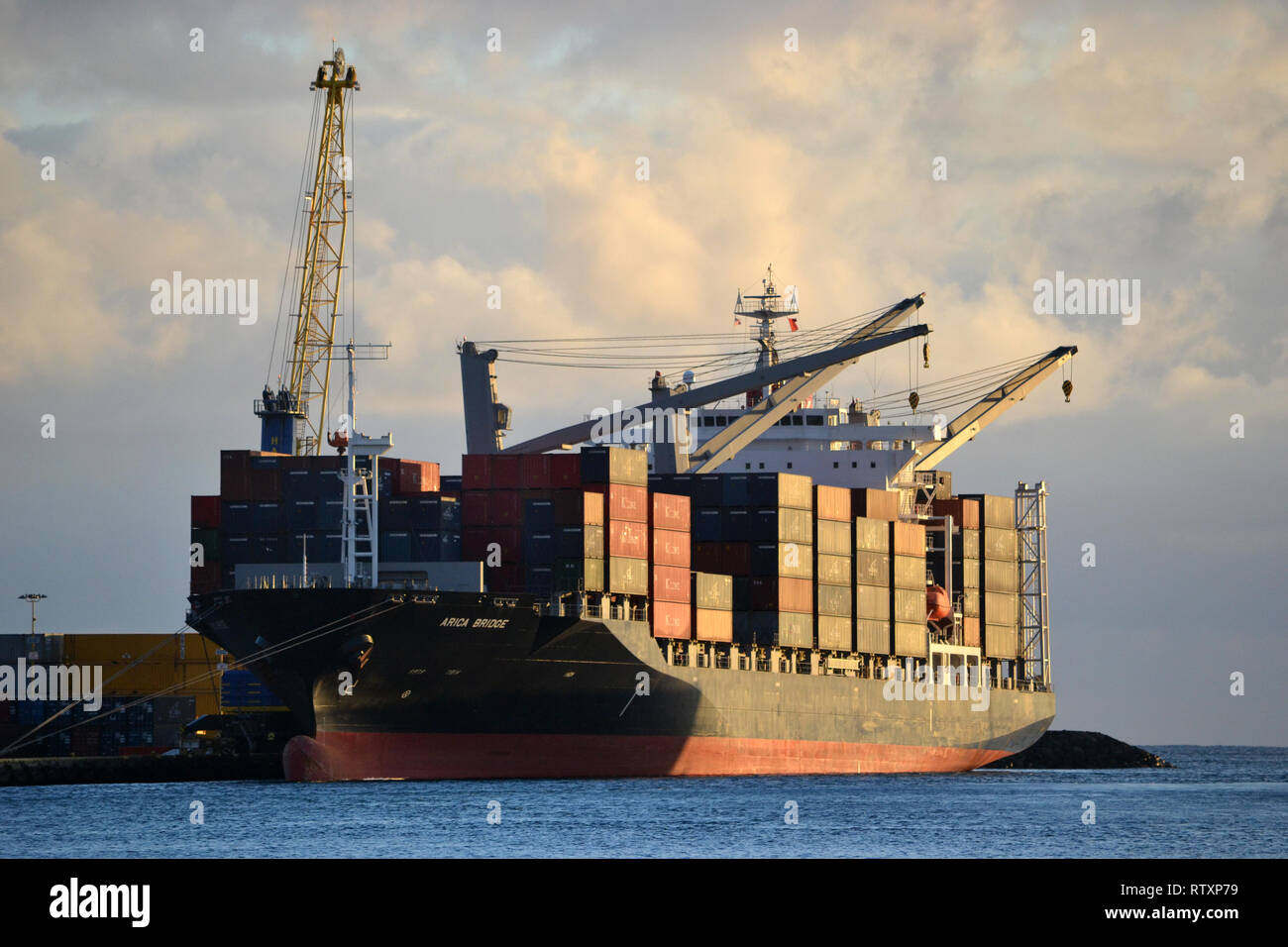 Container ship docked at Honolulu Port, Oahu, Hawaii, USA Stock Photo ...