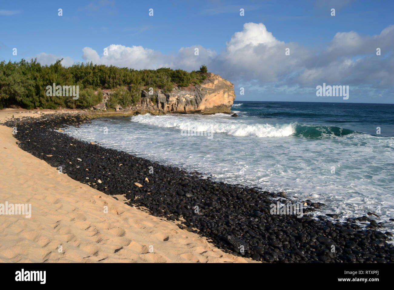 Rocky shore pacific ocean curved hi-res stock photography and images ...