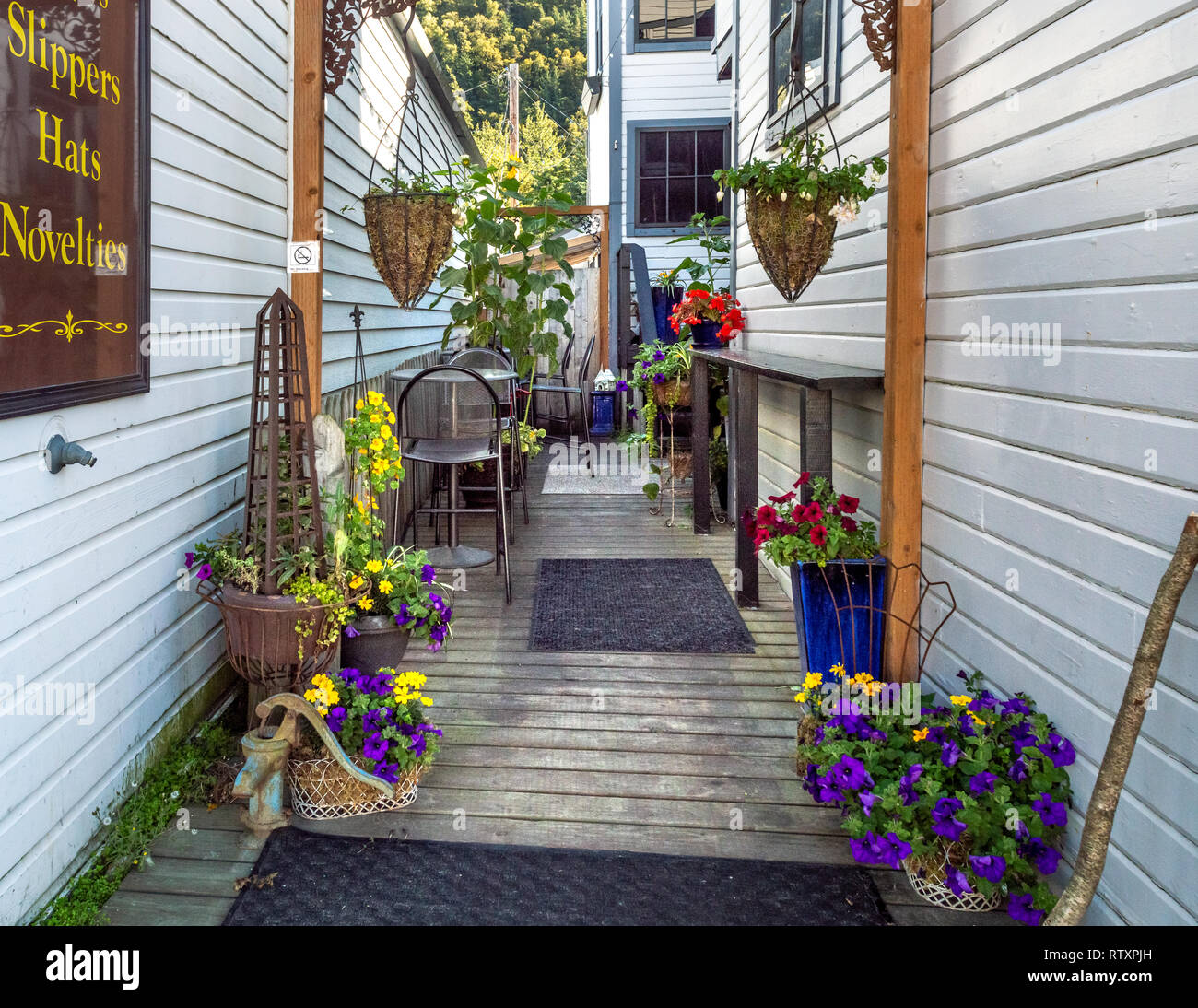 Garden side passage patio hi-res stock photography and images - Alamy