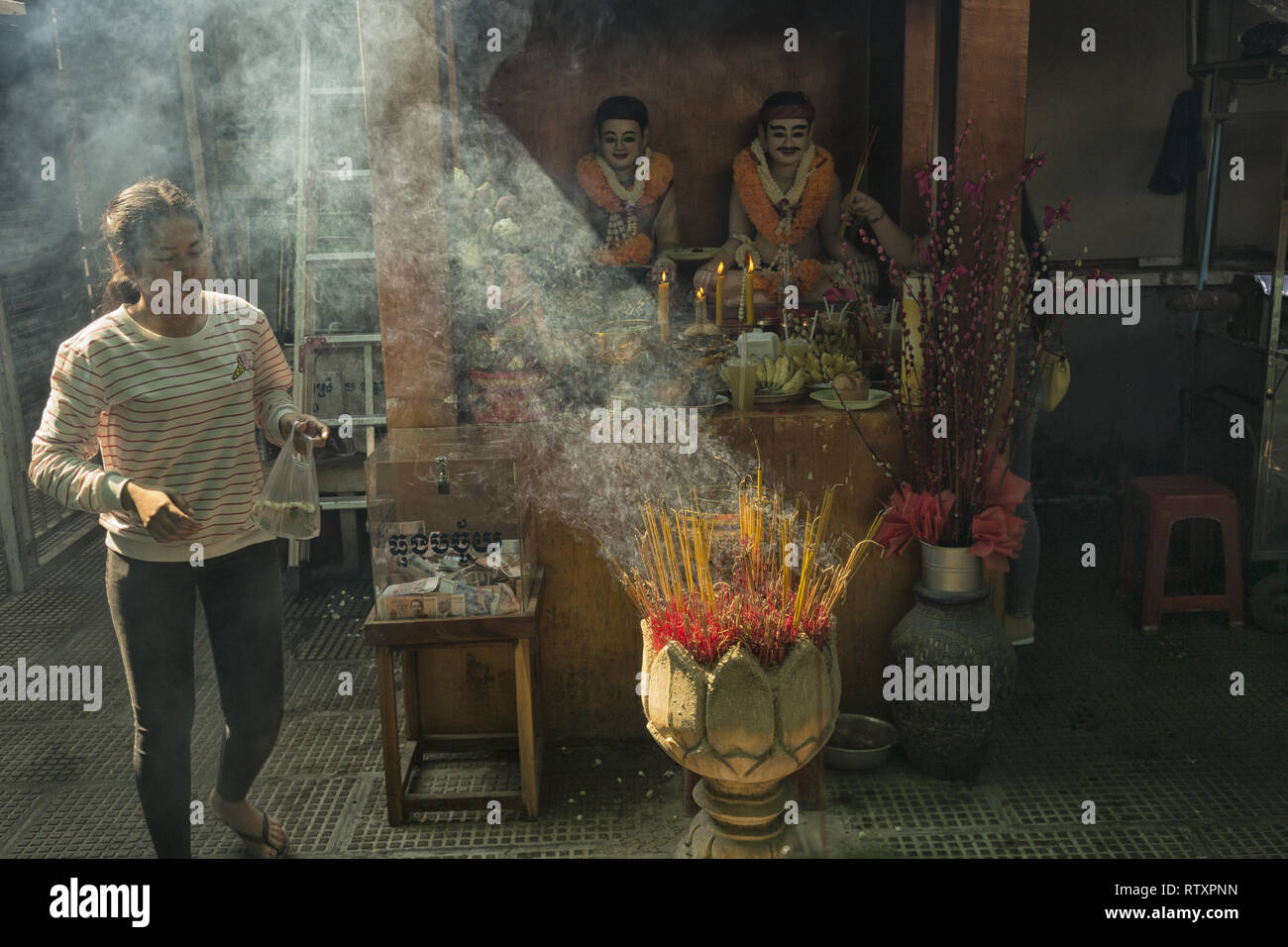 Buddhist ritual hi-res stock photography and images - Alamy