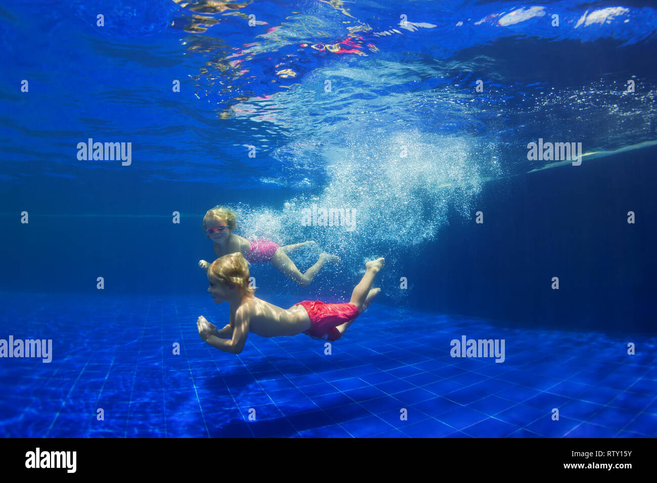Teaching children how to dive hi-res stock photography and images - Alamy